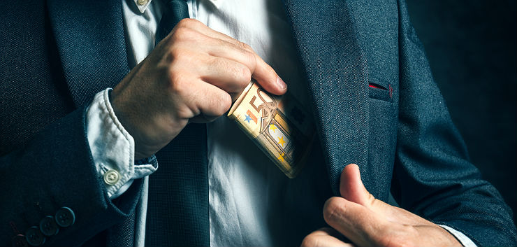 Onvindbare advocaat soupeert zelf halve ton aan cliëntgelden op ...